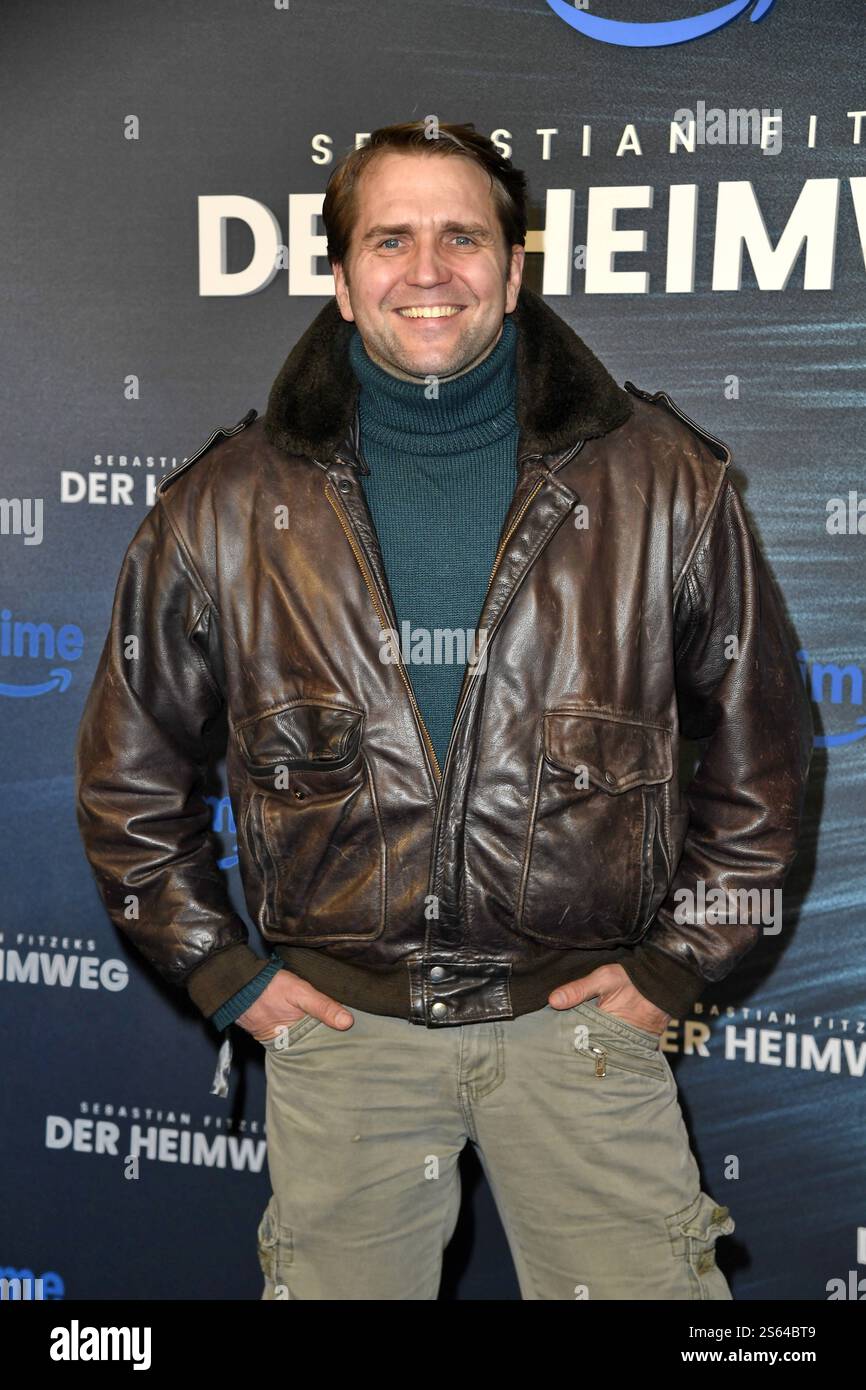 Pierre Kiwitt bei der Premiere FITZEKS DER HEIMWEG im Delphie ...
