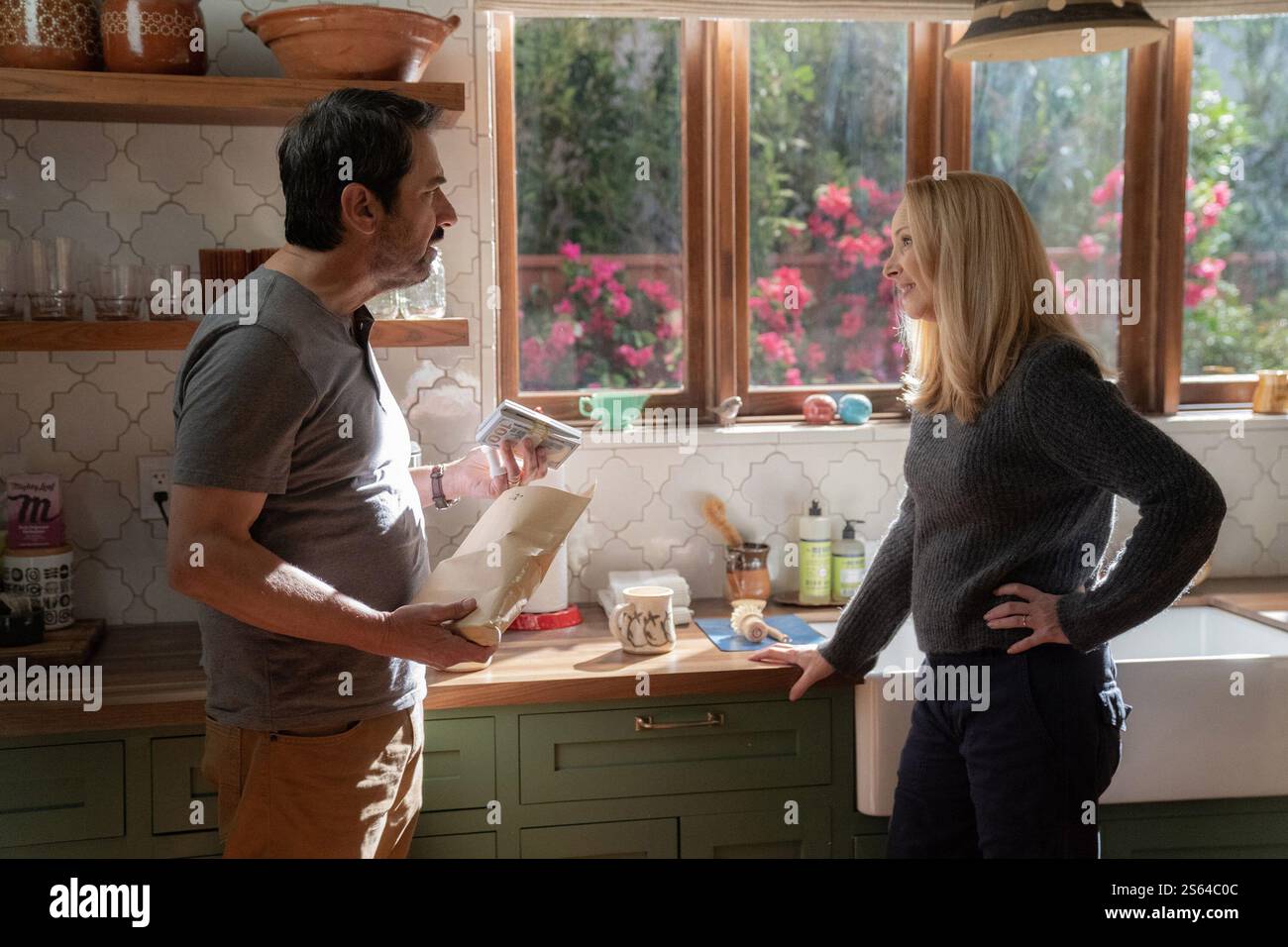 NO GOOD DEED, from left: Ray Romano, Lisa Kudrow, 'Private Showing', (Season 1, ep. 102, aired ...