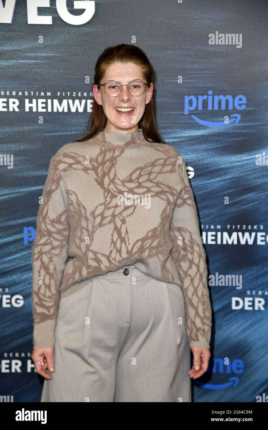 Jana Crämer bei der Premiere FITZEKS DER HEIMWEG im Delphie Filmpalast ...