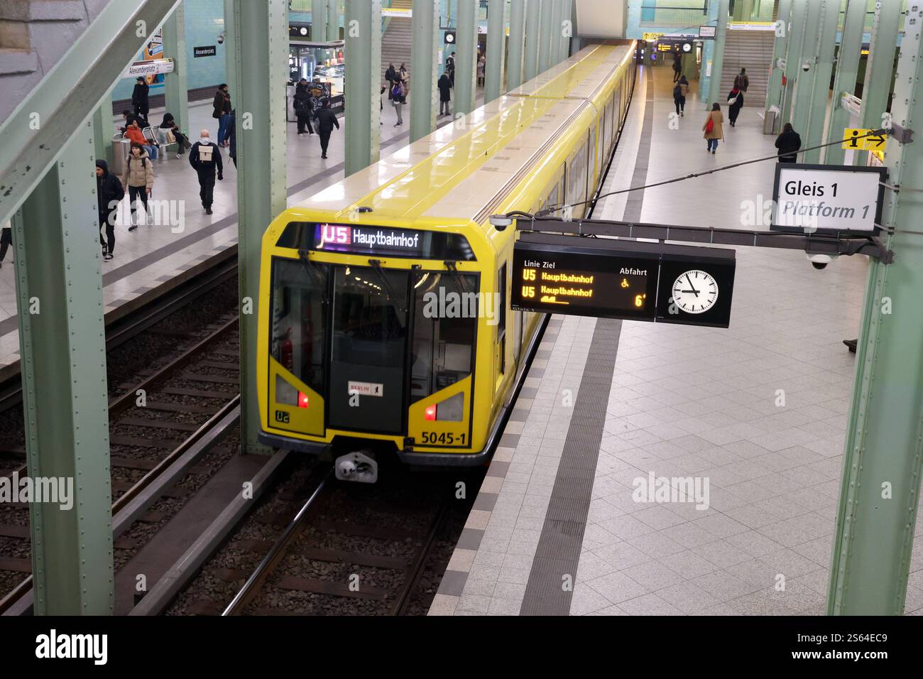 U-Bahn Zug der Berliner Verkehrsbetriebe BVG Linie U5 Hauptbahnhof ...