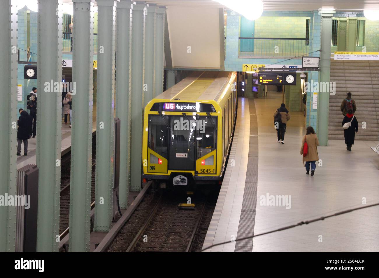 U-Bahn Zug der Berliner Verkehrsbetriebe BVG Linie U5 Hauptbahnhof ...