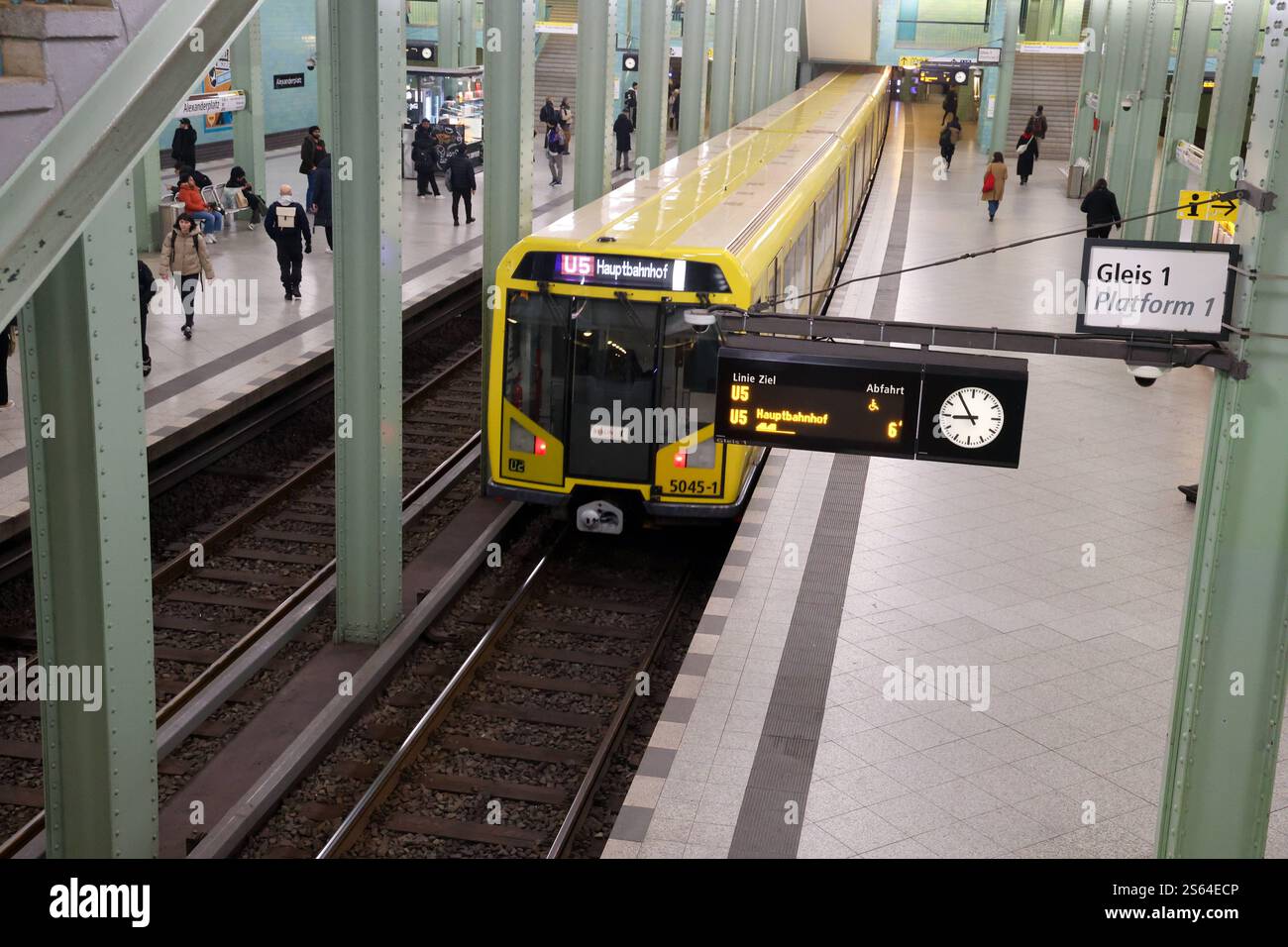 U-Bahn Zug der Berliner Verkehrsbetriebe BVG Linie U5 Hauptbahnhof ...