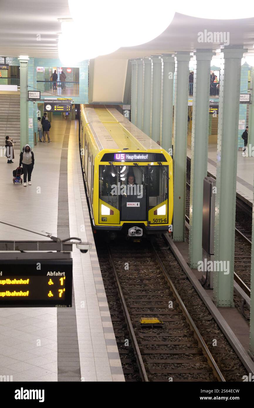 U-Bahn Zug der Berliner Verkehrsbetriebe BVG Linie U5 Hauptbahnhof ...
