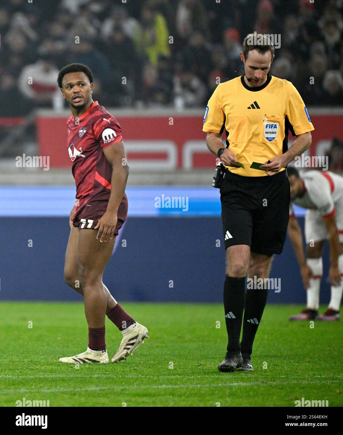 Stuttgart, Deutschland. 15th Jan, 2025. Schiedsrichter Referee Sascha ...