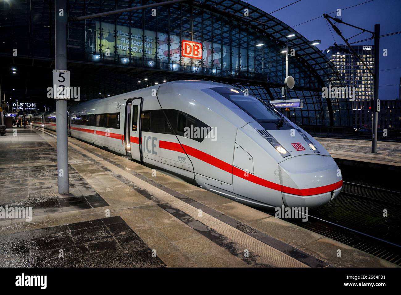 Intercity Express Zug ICE / ICE4 der Deutschen Bahn abfahrbereit in ...