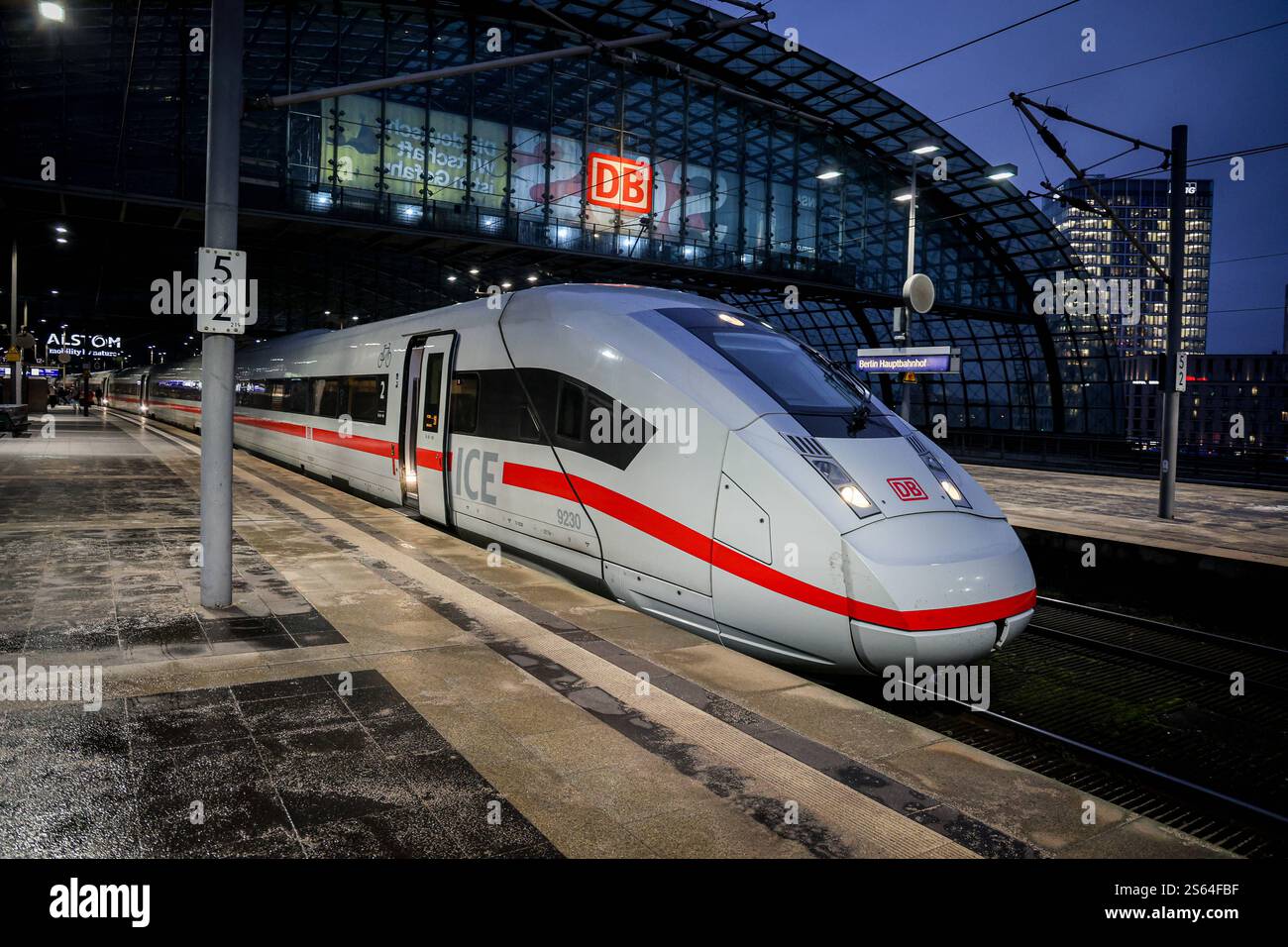 Intercity Express Zug ICE / ICE4 der Deutschen Bahn abfahrbereit in ...