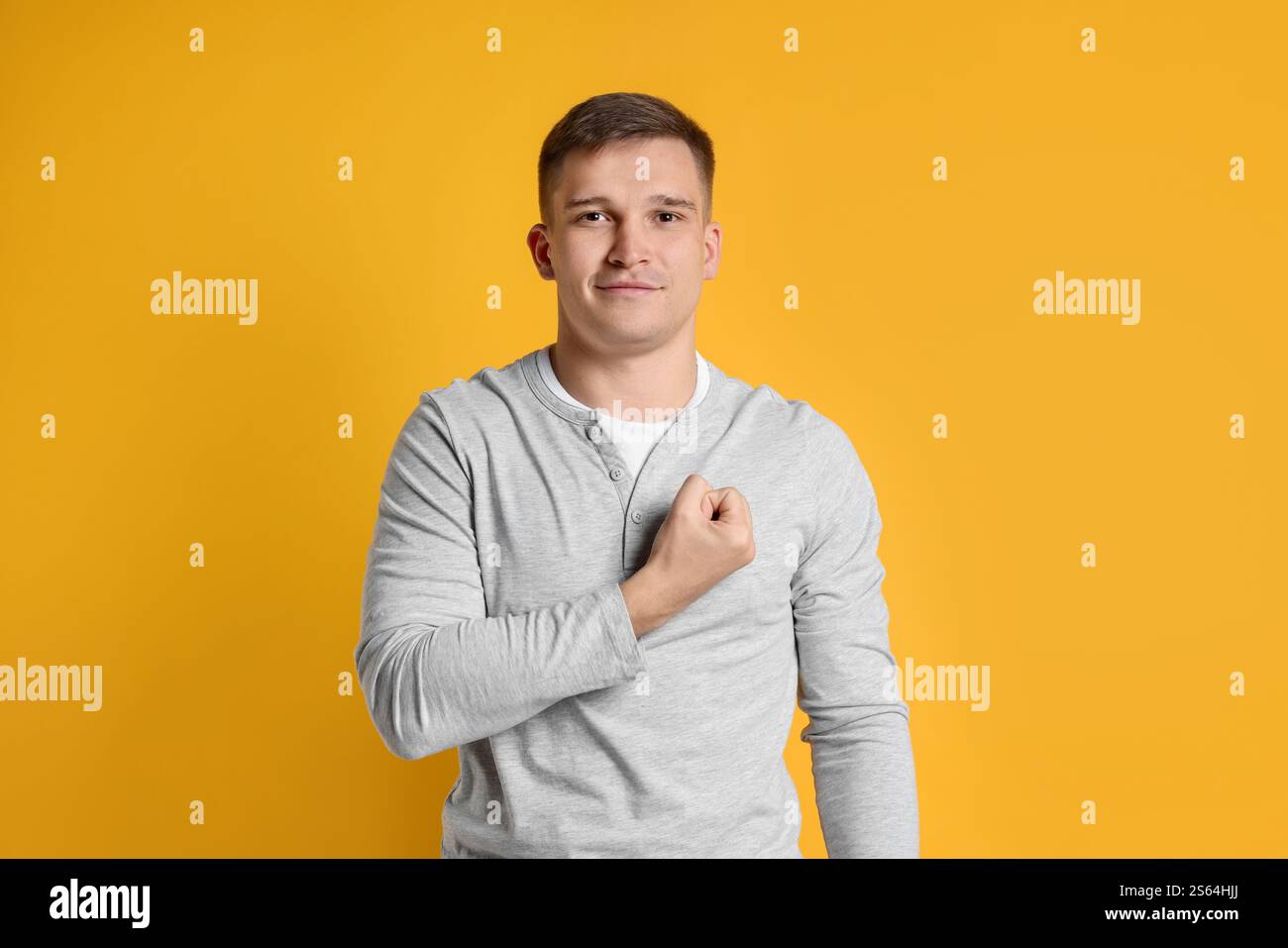 Man making promise on orange background. Oath gesture Stock Photo - Alamy