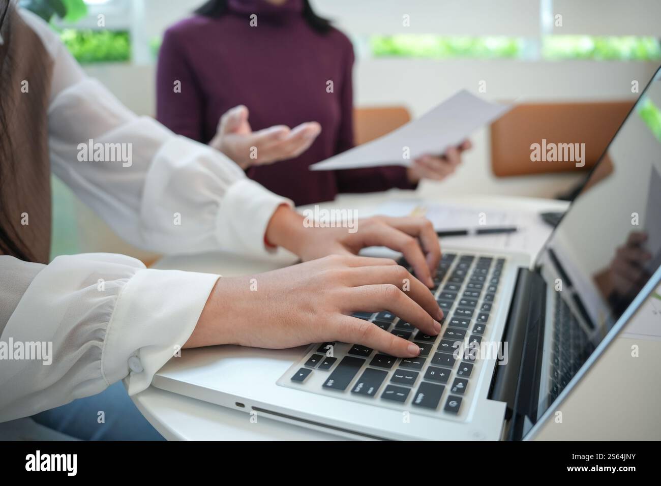 Business People brainstorming Meeting Design Ideas to share idea ...