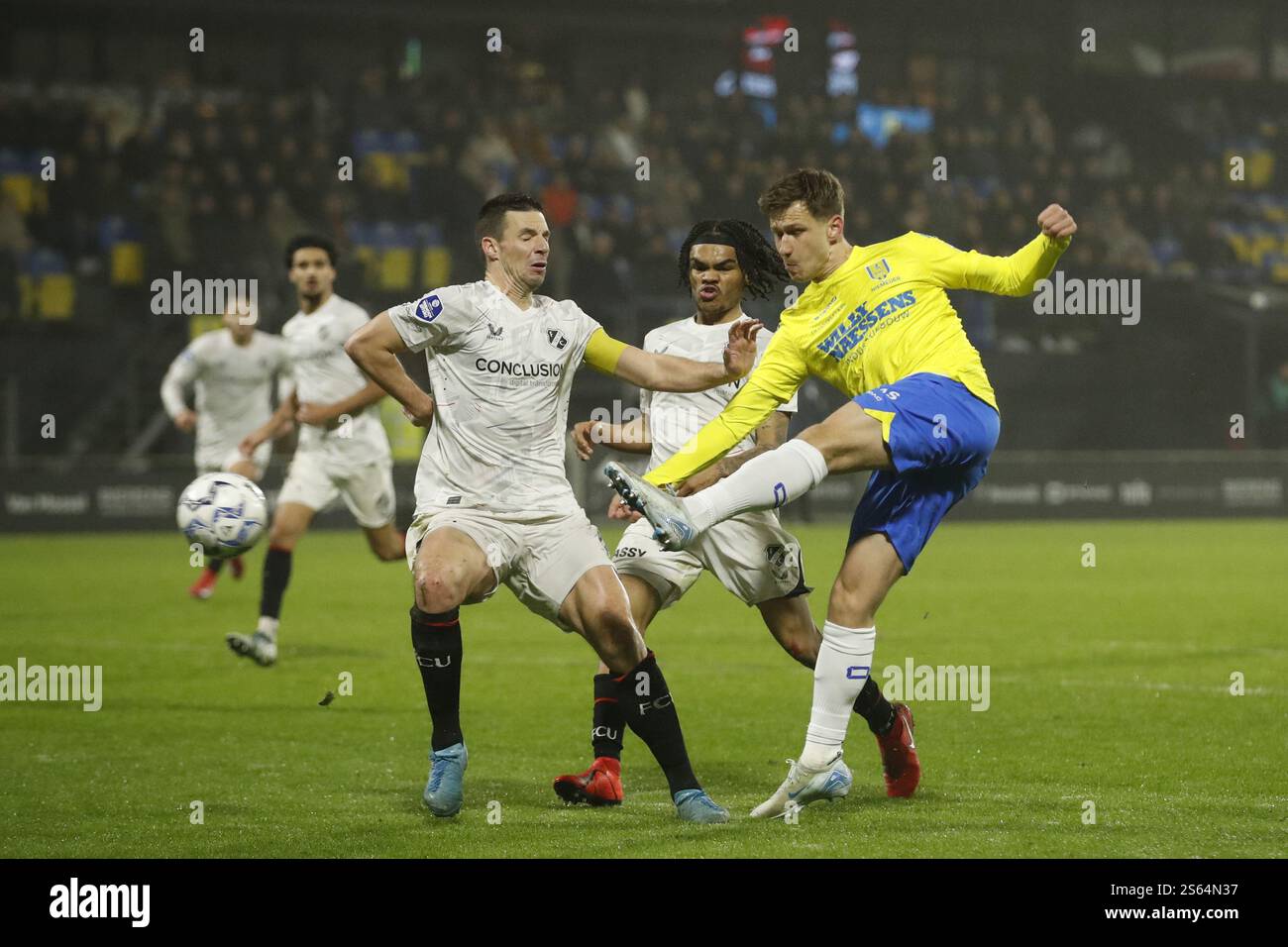WAALWIJK - (l-r) Nick Viergever of FC Utrecht, Reuven Niemeijer of RKC Waalwijk during the KNVB ...
