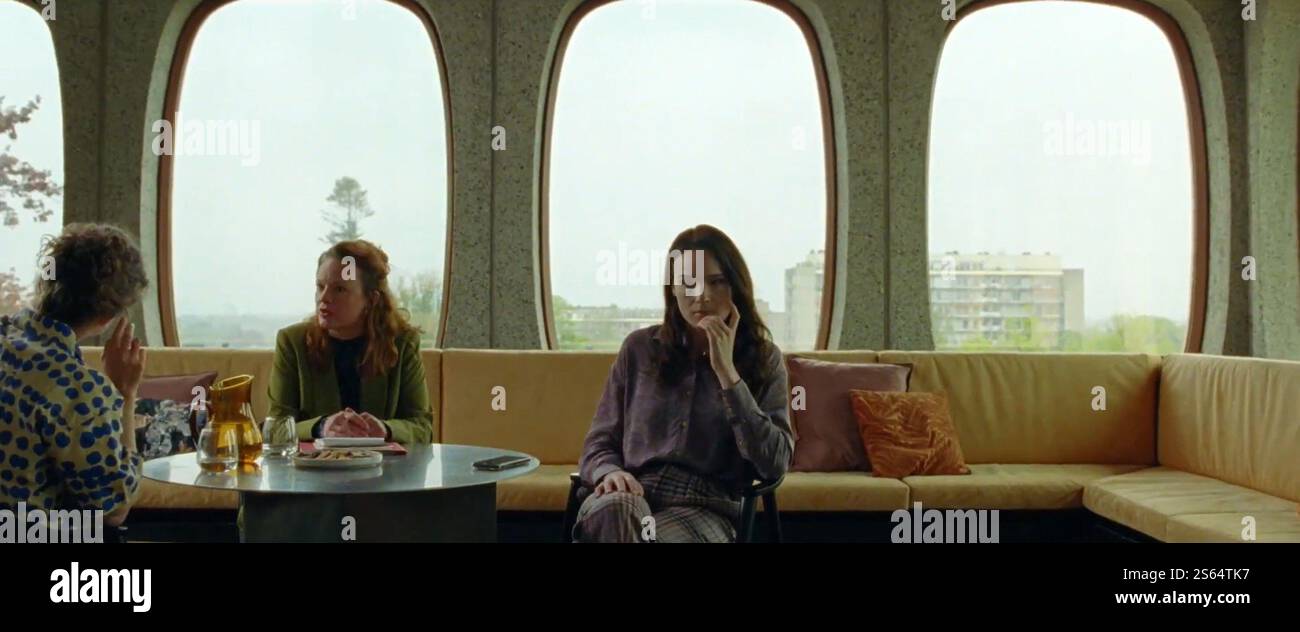 I'M NOT A ROBOT, (aka IK BEN GEEN ROBOT), Ellen Parren (right), 2023 ...