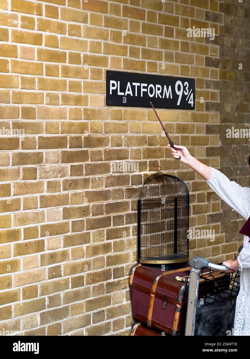 Platform 9 3/4 sign and Hogwarts Express train at King's Cross Station ...