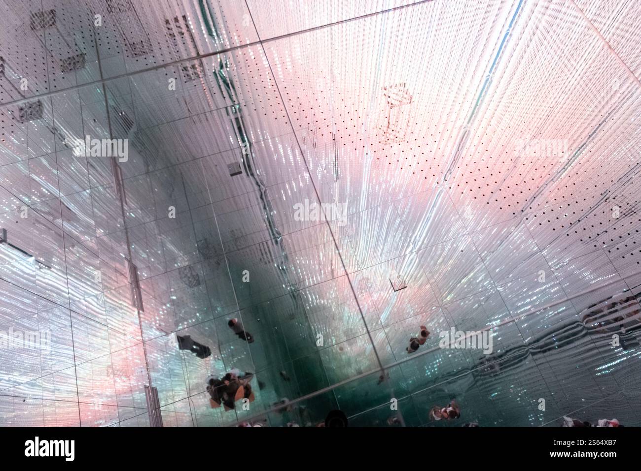 teamLab Borderless infinite crystal world digital artwork display at ...