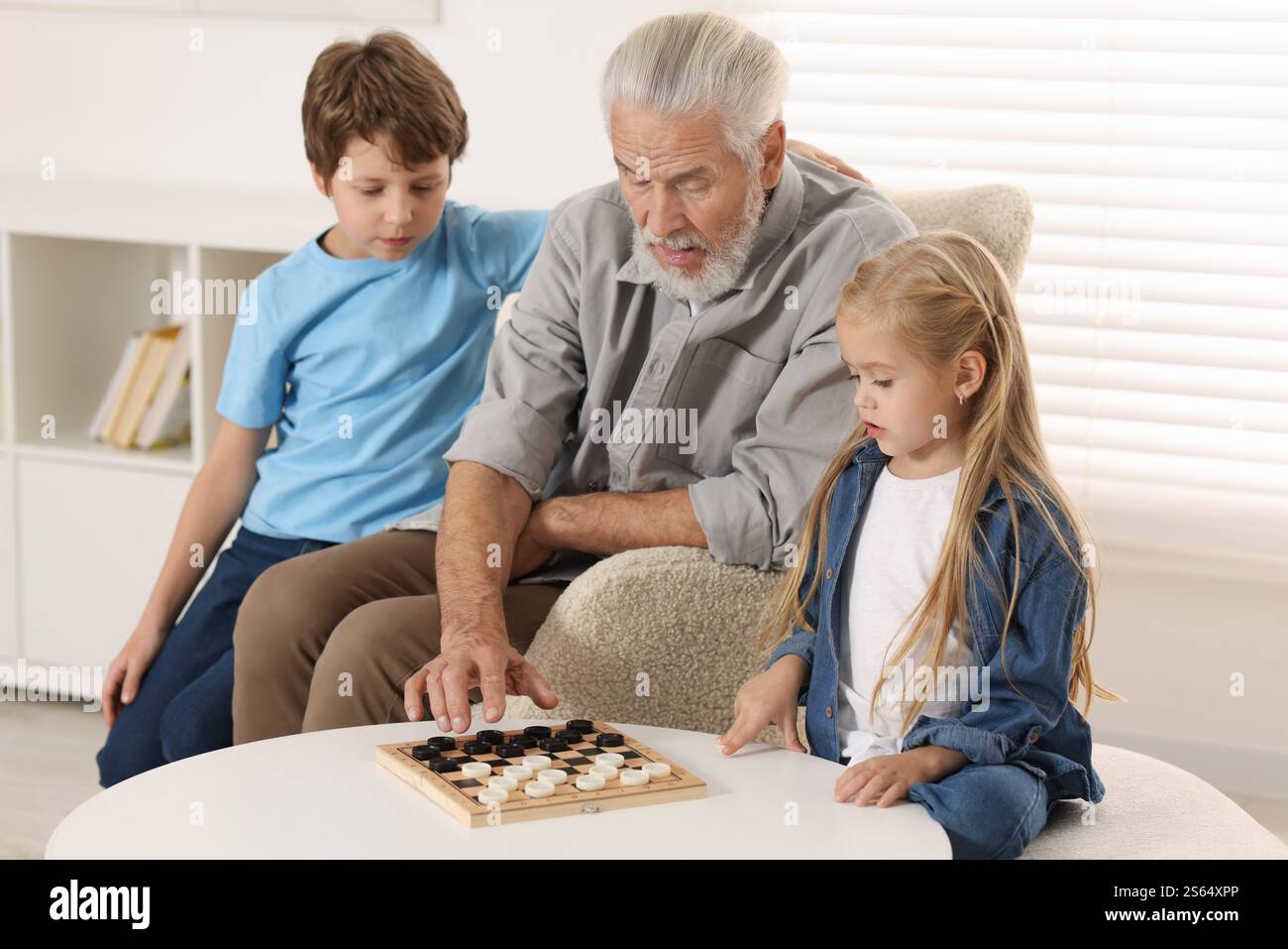 Grandpa grandkids playing checkers hi-res stock photography and images ...