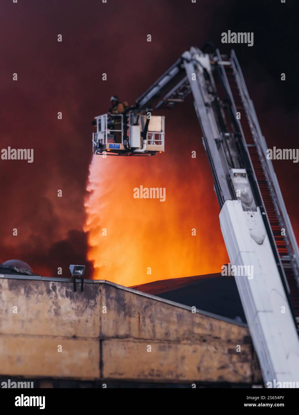 Firefighters use telescopic tower during massive large blaze fire ...