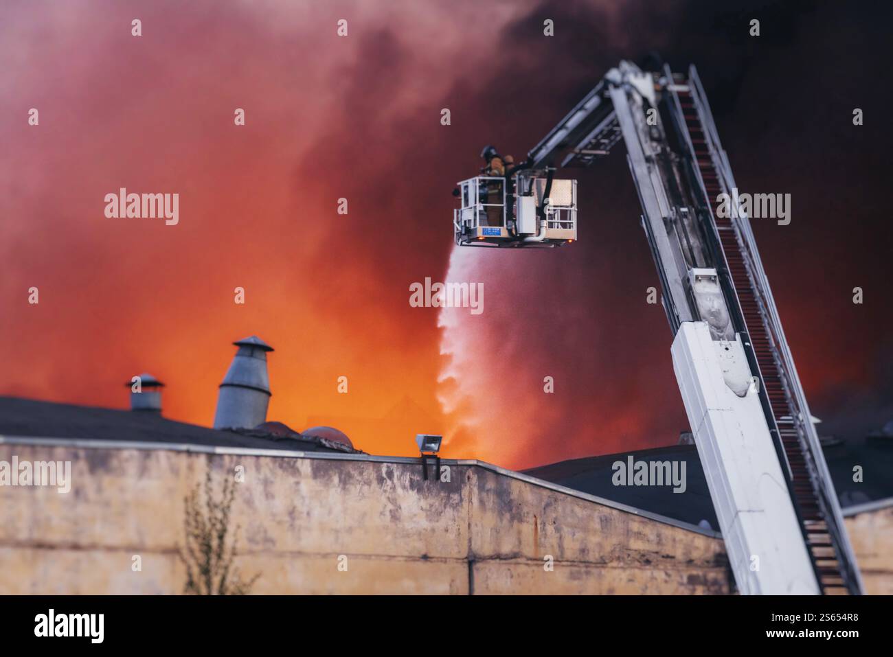 Firefighters use telescopic tower during massive large blaze fire ...