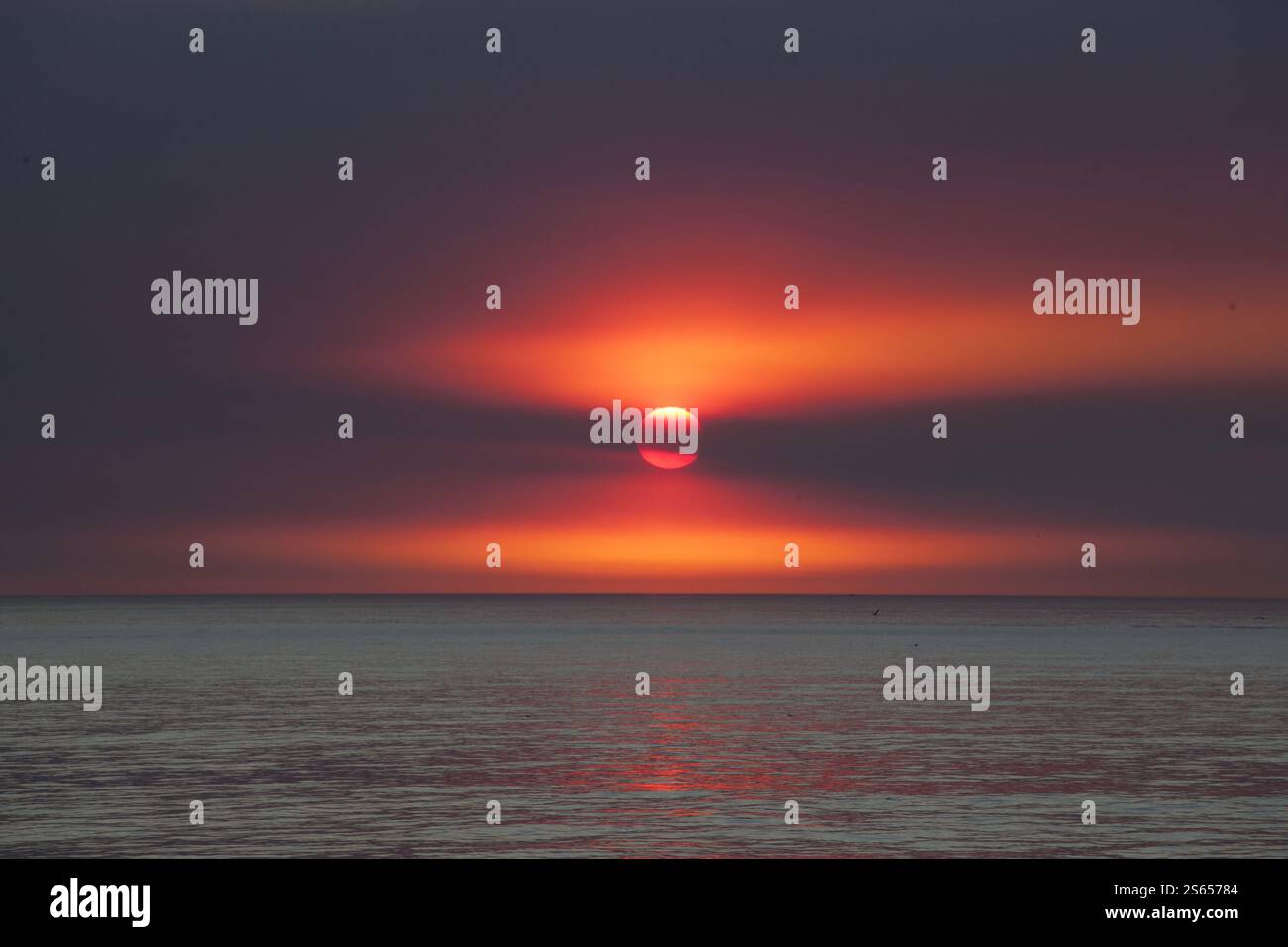 Venice Beach, California, USA. 9th Jan, 2025. Heavy smoke, clouds and ...