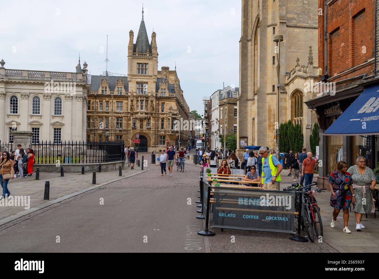 Cambridge city centre and Kings Parade, shoppers and tenets coffee shop ...