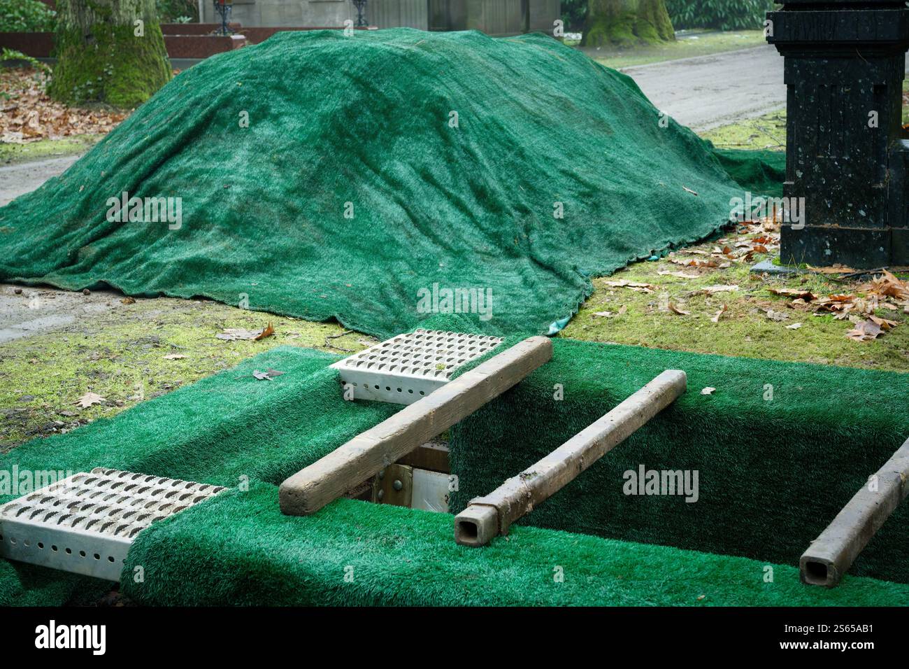 Somber grave hi-res stock photography and images - Alamy