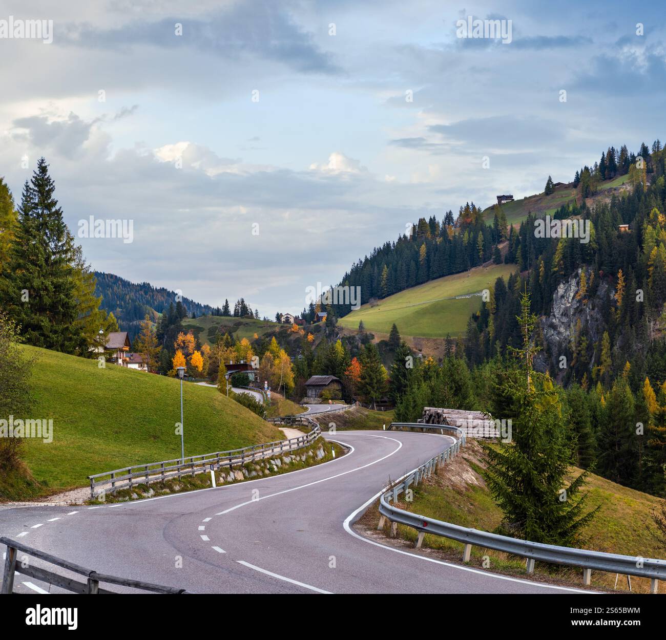Sunny colorful autumn alpine Dolomites rocky mountain scene, Sudtirol ...