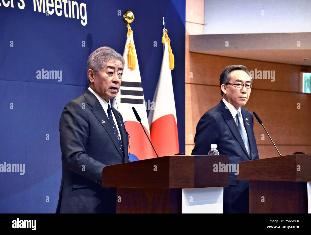 South Korean Minister of Foreign Affairs Cho Tae-yul (R) and Japanese ...