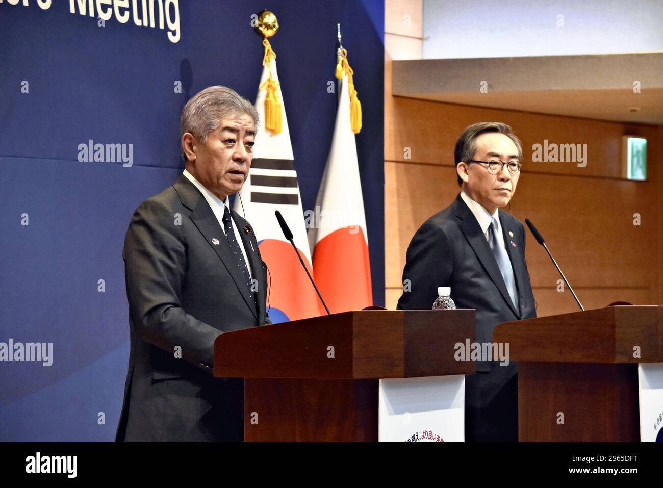South Korean Minister of Foreign Affairs Cho Tae-yul (R) and Japanese ...