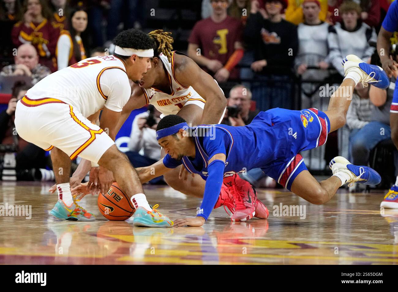Kansas guard Dajuan Harris Jr., right, fights for a loose ball with ...