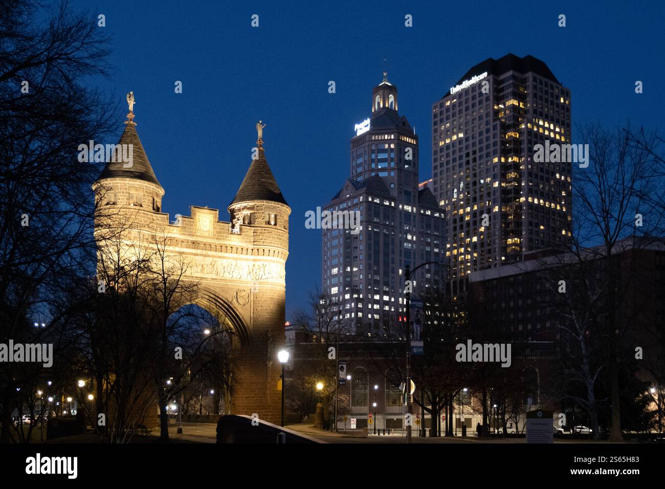 Night view of the Solders and Sailors Memorial Arch in Bushnell Park in ...