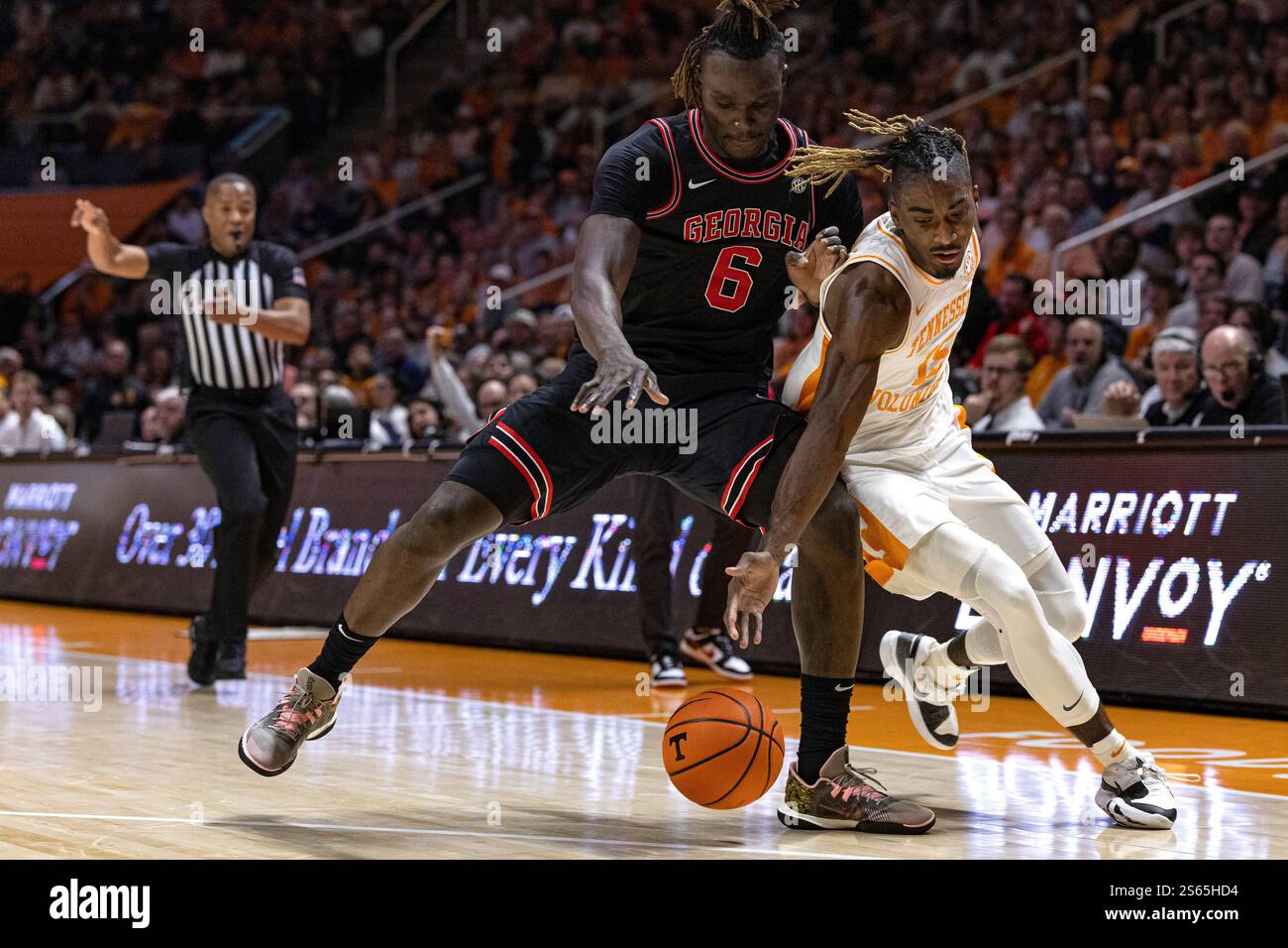 Tennessee guard Jahmai Mashack (15) battles for the ball with Georgia ...