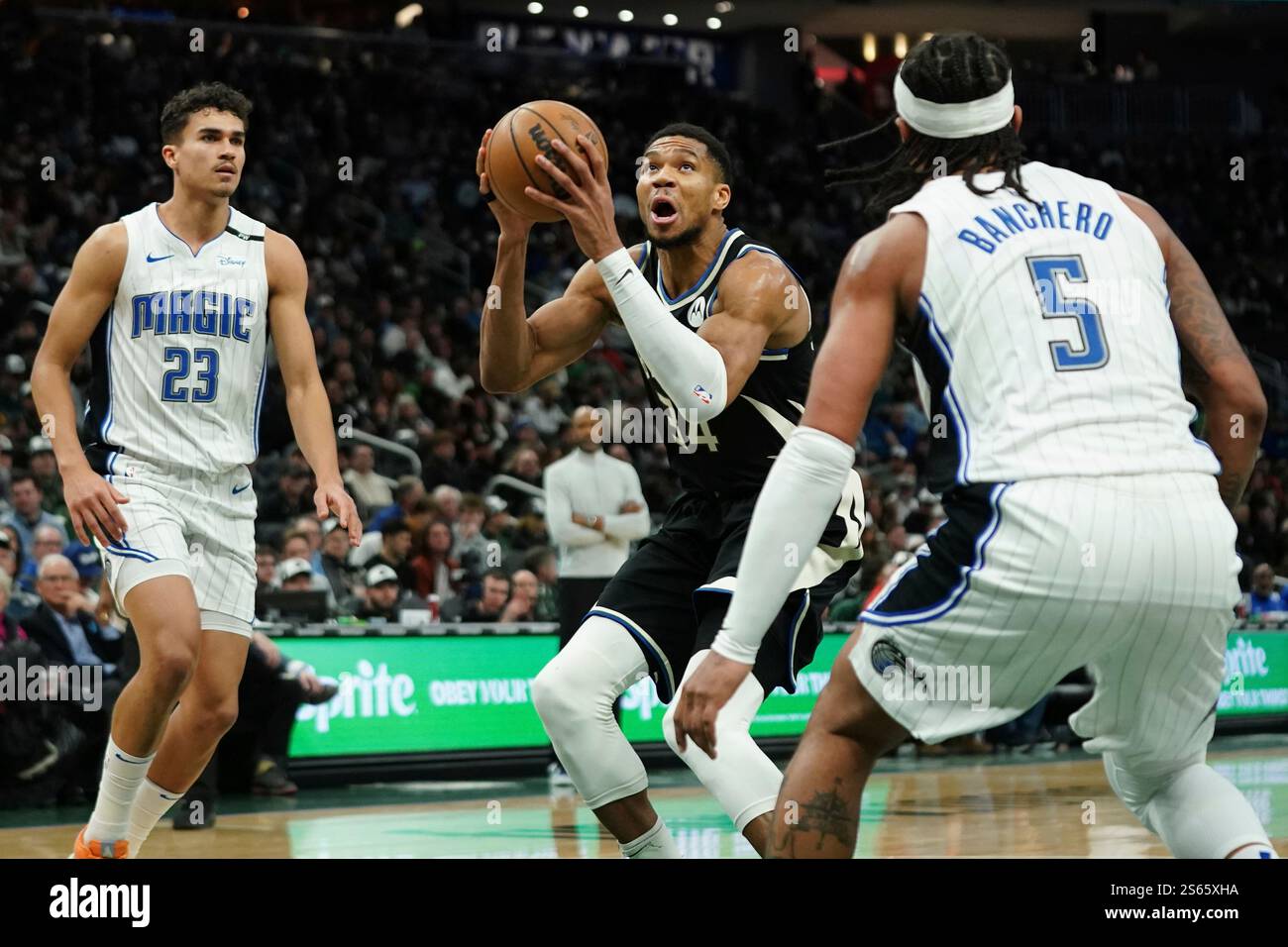 Milwaukee Bucks' Giannis Antetokounmpo (34) looks to shoot between ...