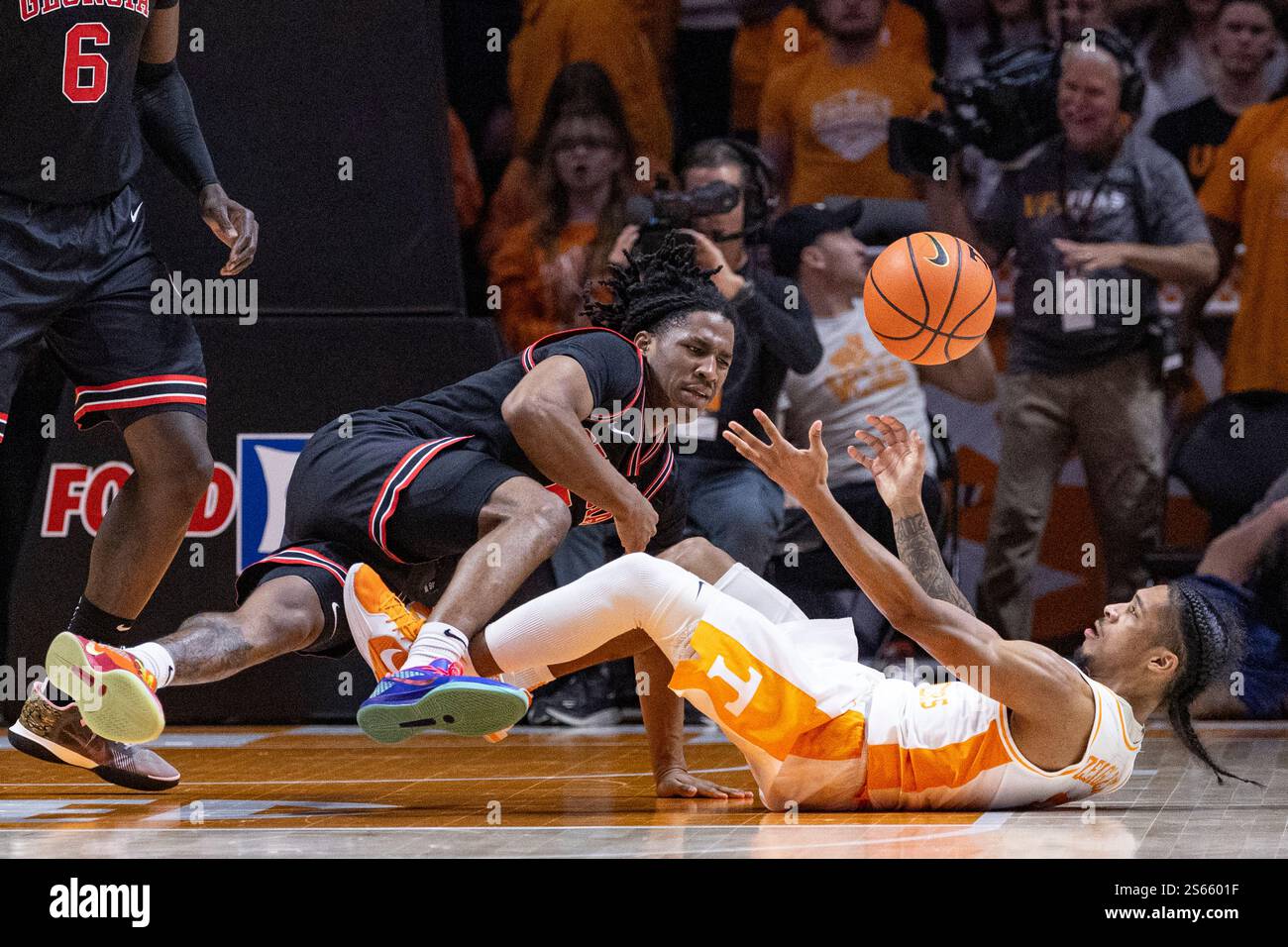 Georgia guard Silas Demary Jr. (5) battles for the ball with Tennessee ...