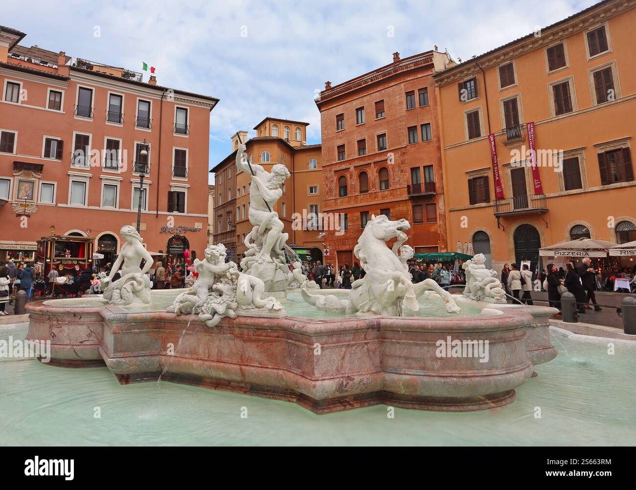 View of the Neptune Fountain and colourful architecture in Piazza ...