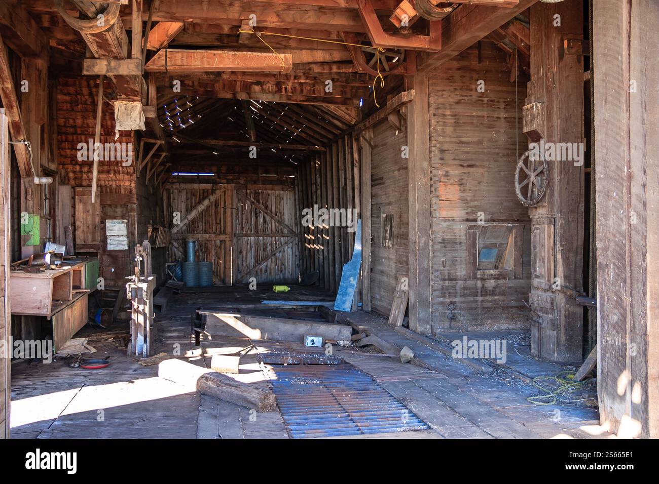Inside old derelict warehouse hi-res stock photography and images - Alamy