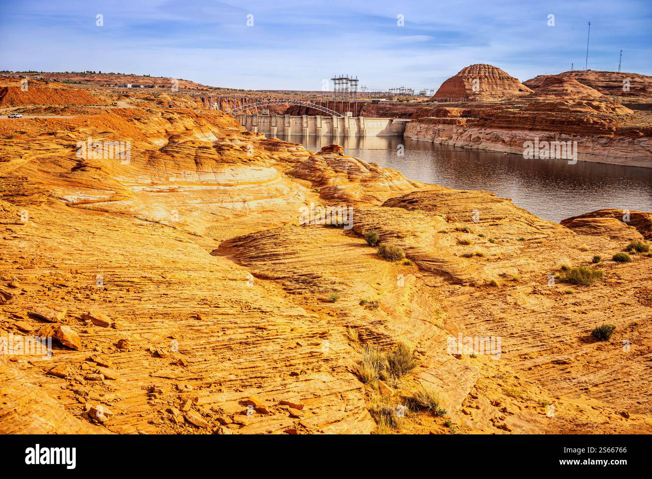 Landscape view from the Lake Powell reservoir to the Glen Canyon Dam ...