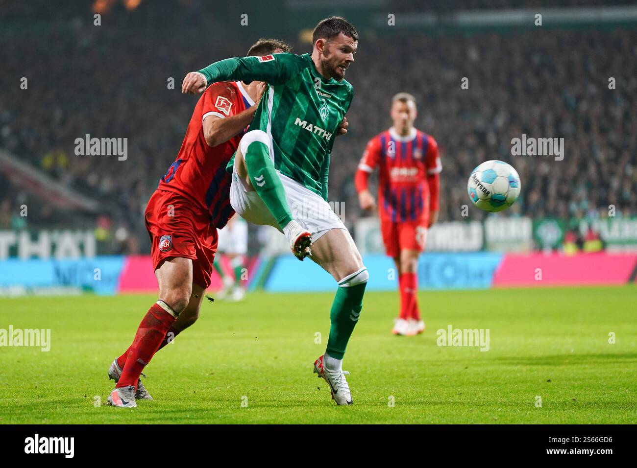 Benedikt Gimber (1. FC Heidenheim, #05) im Zweikampf, Kampf um den Ball ...