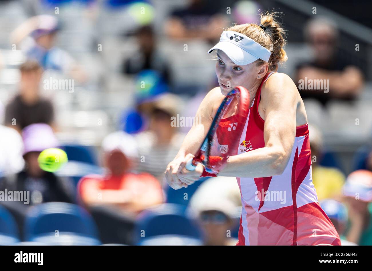 (250116) -- MELBOURNE, Jan. 16, 2025 (Xinhua) -- Elena Rybakina hits a ...