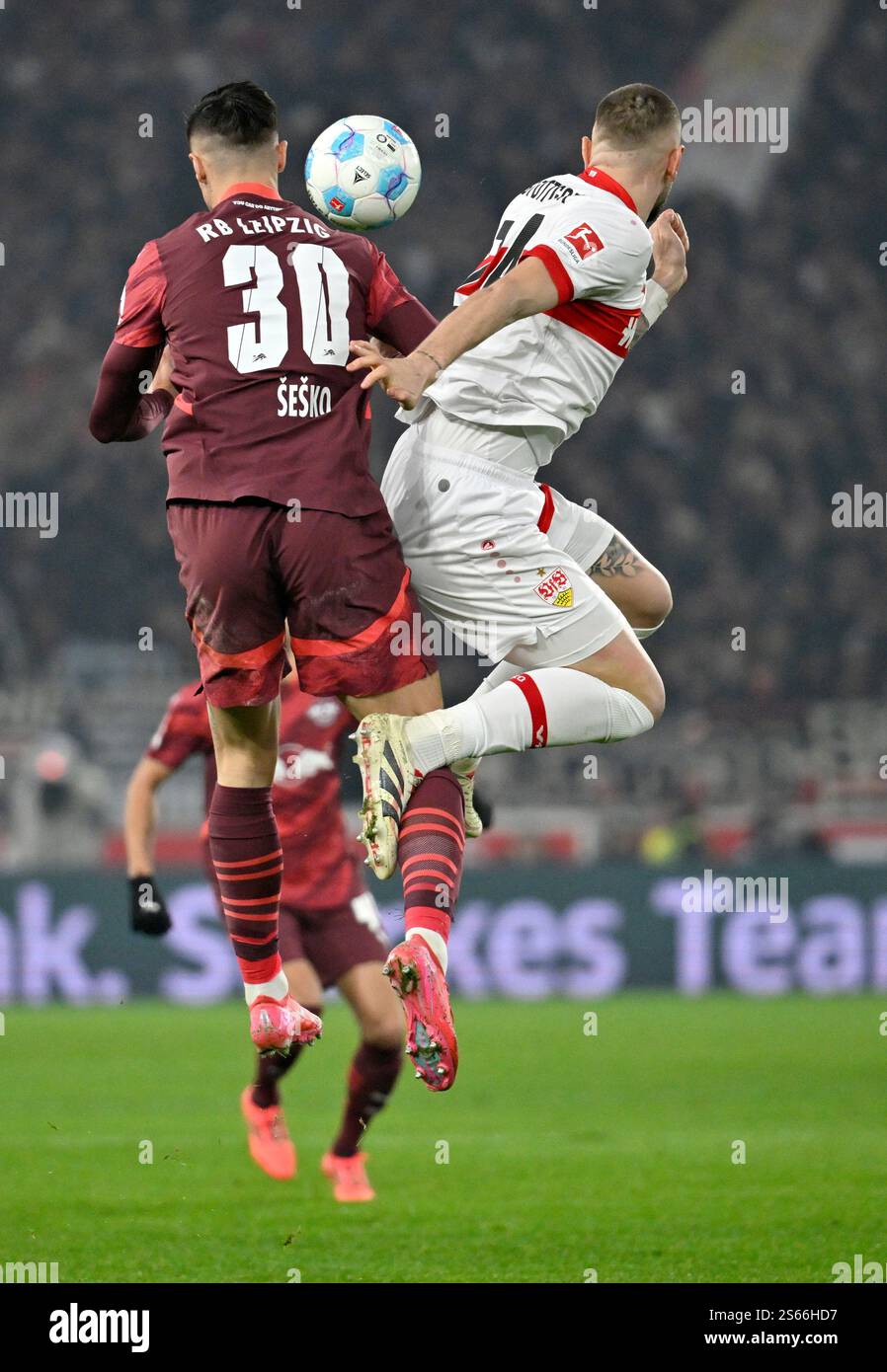 Kopfballduell Zweikampf Aktion Jeff Chabot VfB Stuttgart (24) gegen ...