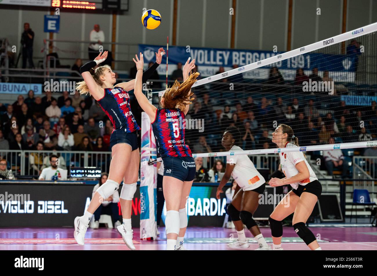 Monique Strubbe and Roberta Carraro attack during Volley Italian ...