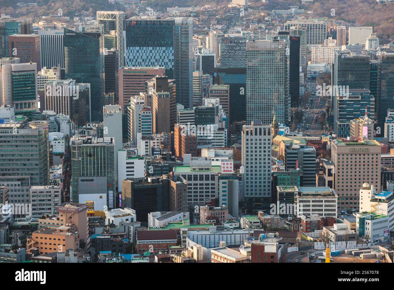 Beautiful vibrant aerial sunset view of Seoul, South Korea skyline ...