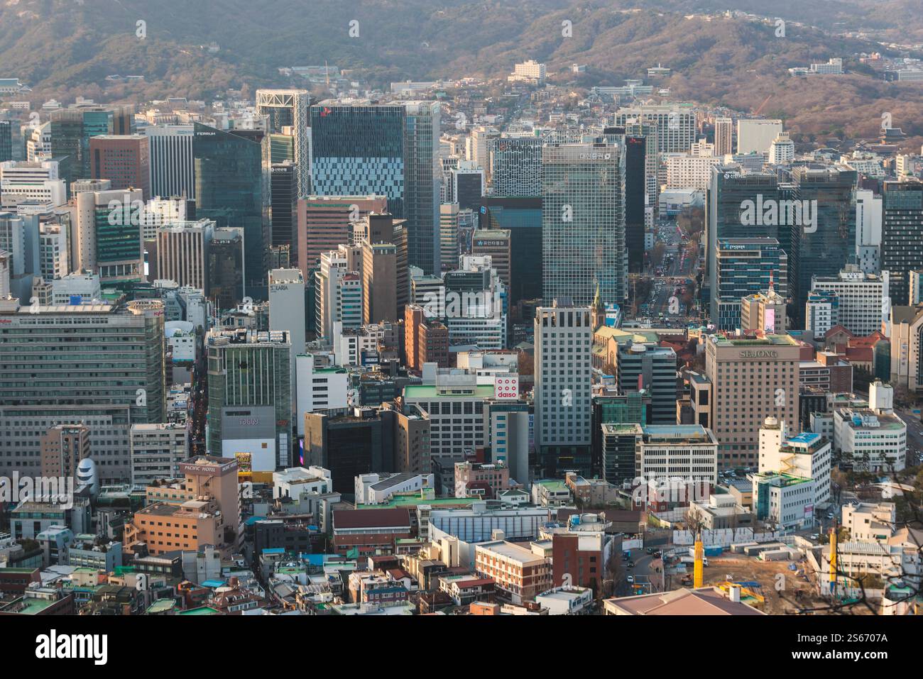 Beautiful vibrant aerial sunset view of Seoul, South Korea skyline ...