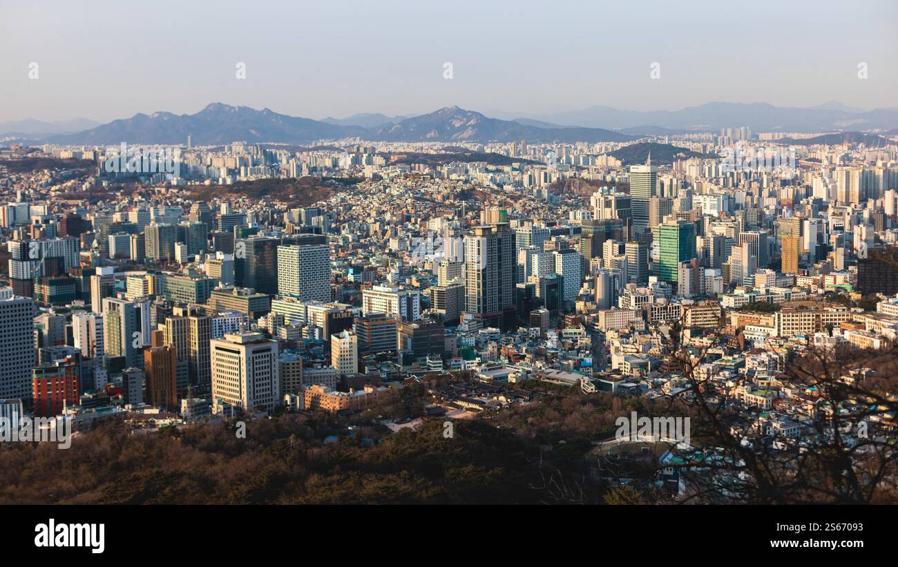Beautiful vibrant aerial sunset view of Seoul, South Korea skyline ...