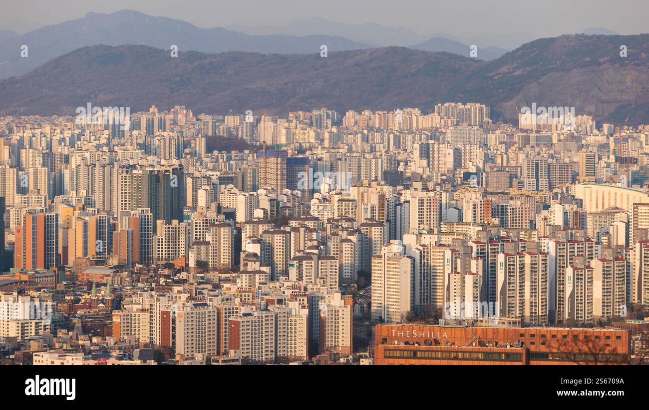 Beautiful vibrant aerial sunset view of Seoul, South Korea skyline ...