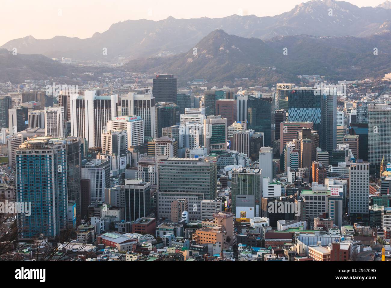 Beautiful vibrant aerial sunset view of Seoul, South Korea skyline ...