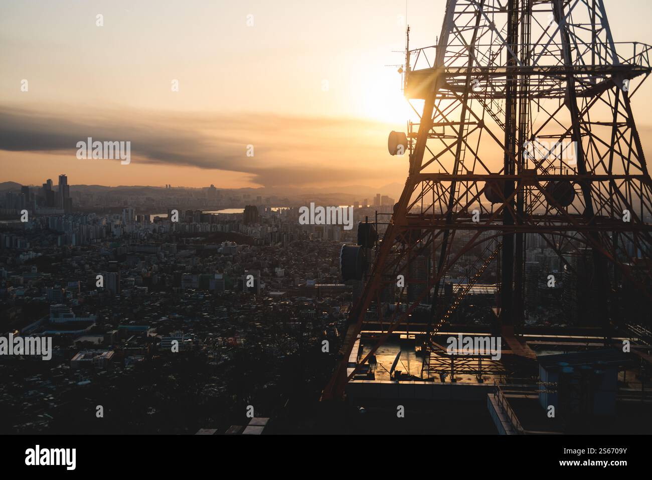 Beautiful vibrant aerial sunset view of Seoul, South Korea skyline ...