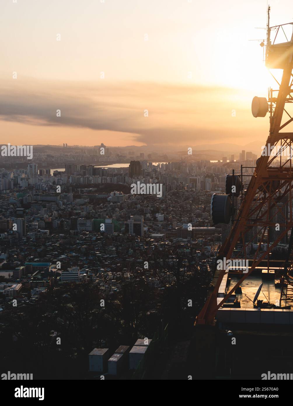 Beautiful vibrant aerial sunset view of Seoul, South Korea skyline ...