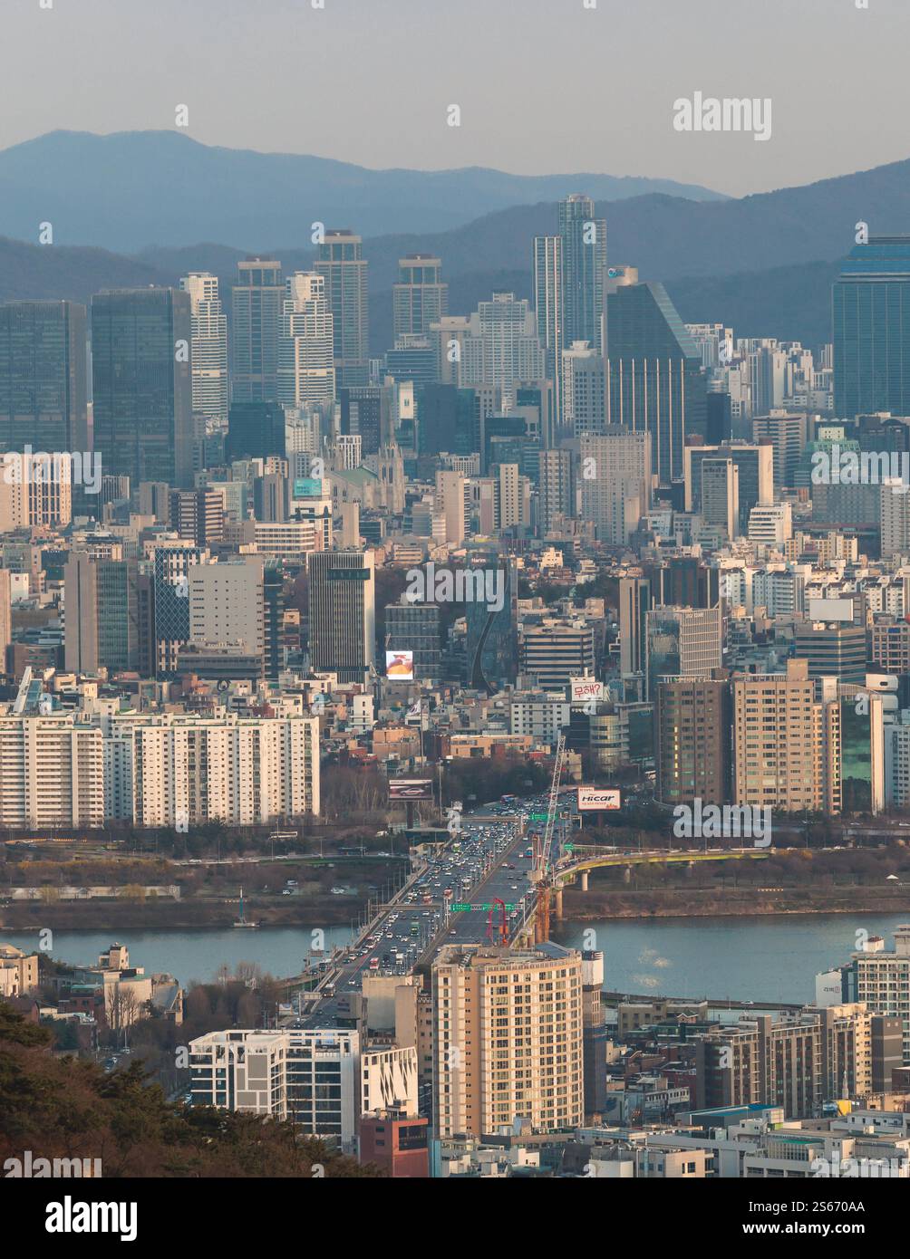 Beautiful vibrant aerial sunset view of Seoul, South Korea skyline ...