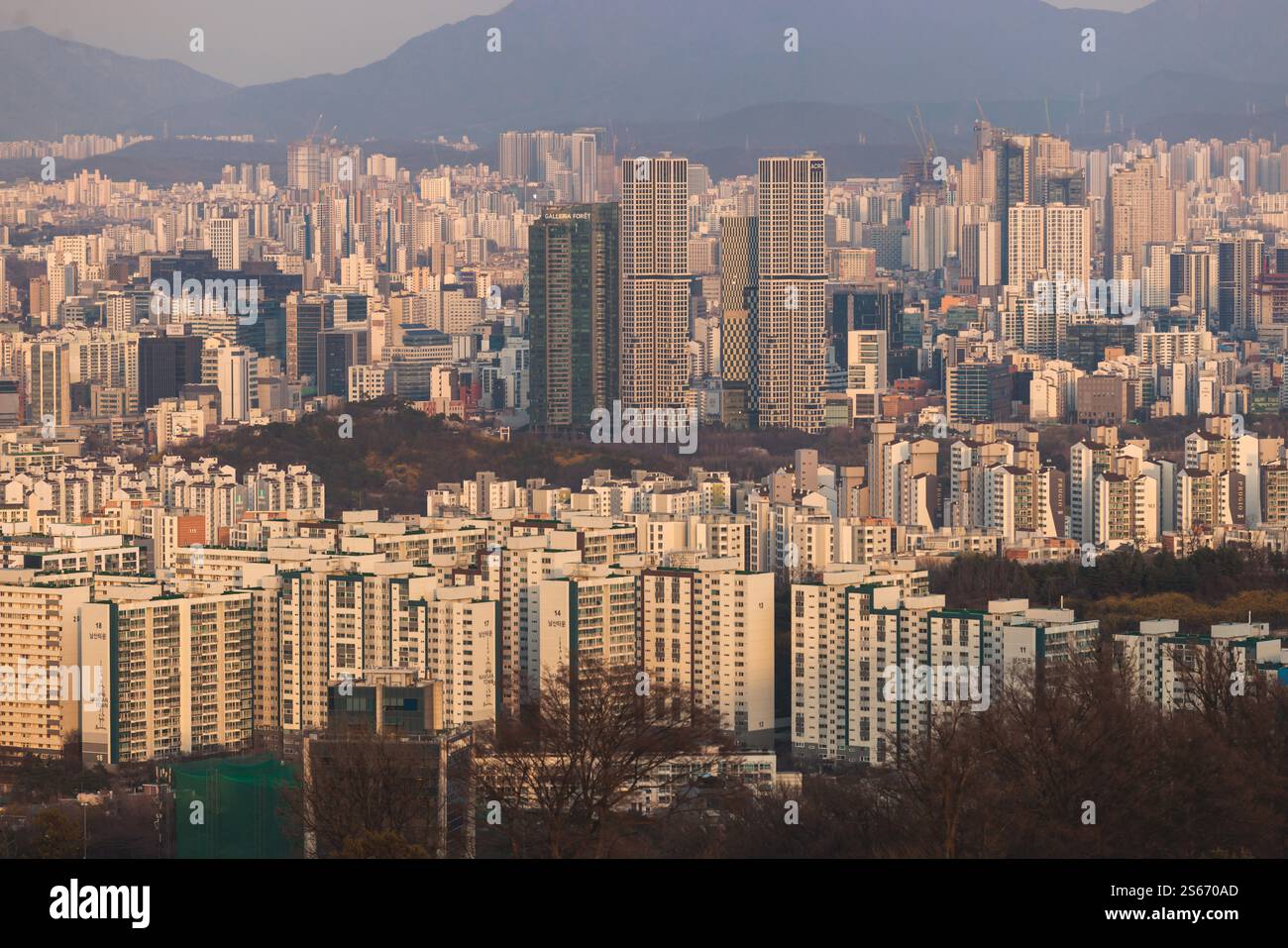 Beautiful vibrant aerial sunset view of Seoul, South Korea skyline ...