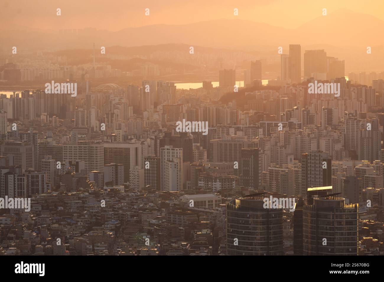 Beautiful vibrant aerial sunset view of Seoul, South Korea skyline ...