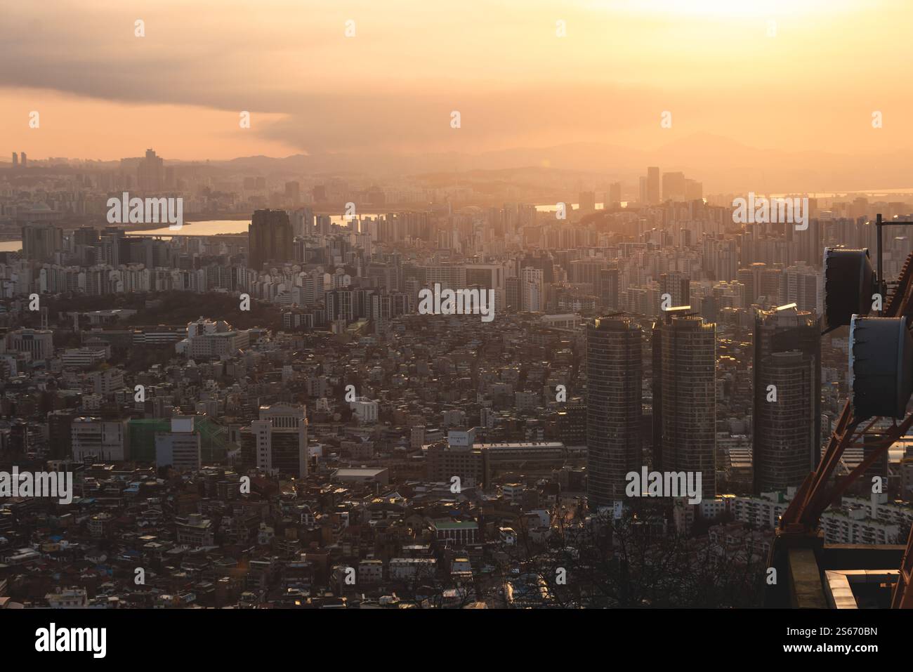 Beautiful vibrant aerial sunset view of Seoul, South Korea skyline ...