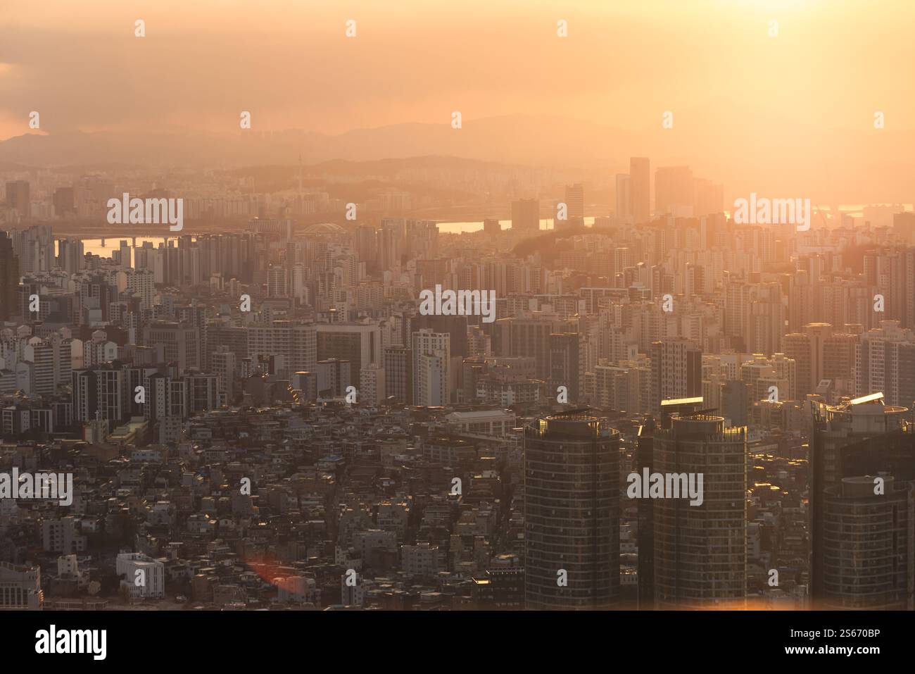 Beautiful vibrant aerial sunset view of Seoul, South Korea skyline ...