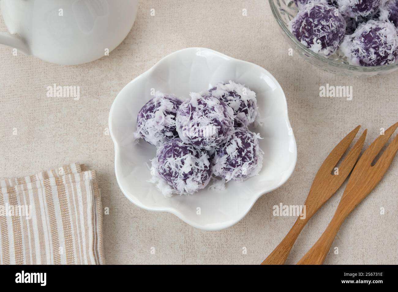Klepon ubi hi-res stock photography and images - Alamy